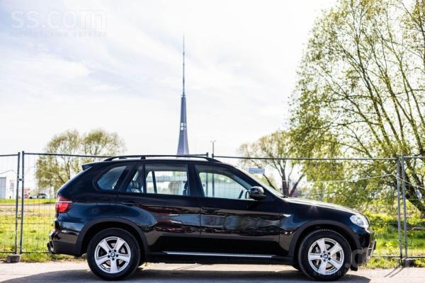 Black BMW X5 2010 in Riga, with an engine capacity of 3.00 L and mileage of 310 thousand km for 12990 €, photo 5 on AUTOMOTO.COM.LV