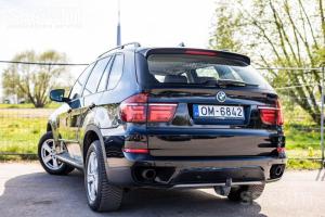 Black BMW X5 2010 in Riga, with an engine capacity of 3.00 L and mileage of 310 thousand km for 12990 €, photo 7 on AUTOMOTO.COM.LV