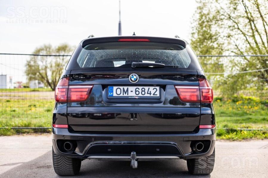 Black BMW X5 2010 in Riga, with an engine capacity of 3.00 L and mileage of 310 thousand km for 12990 €, photo 9 on AUTOMOTO.COM.LV