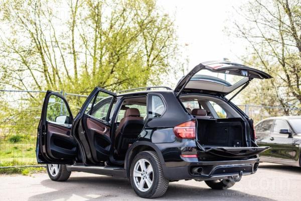 Black BMW X5 2010 in Riga, with an engine capacity of 3.00 L and mileage of 310 thousand km for 12990 €, photo 9 on AUTOMOTO.COM.LV