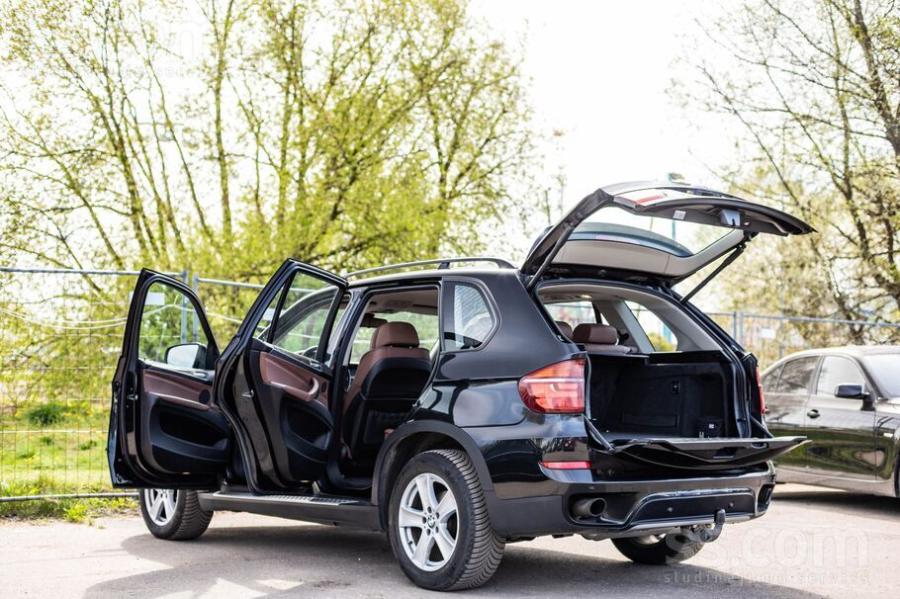 Black BMW X5 2010 in Riga, with an engine capacity of 3.00 L and mileage of 310 thousand km for 12990 €, photo 10 on AUTOMOTO.COM.LV