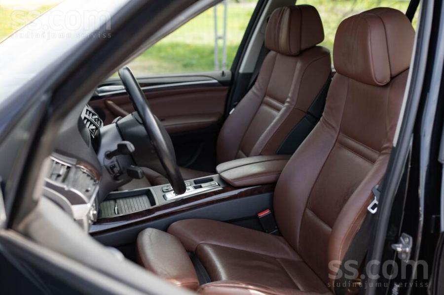 Black BMW X5 2010 in Riga, with an engine capacity of 3.00 L and mileage of 310 thousand km for 12990 €, photo 14 on AUTOMOTO.COM.LV