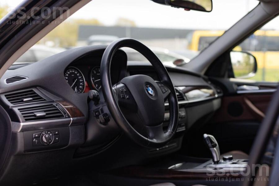 Black BMW X5 2010 in Riga, with an engine capacity of 3.00 L and mileage of 310 thousand km for 12990 €, photo 16 on AUTOMOTO.COM.LV