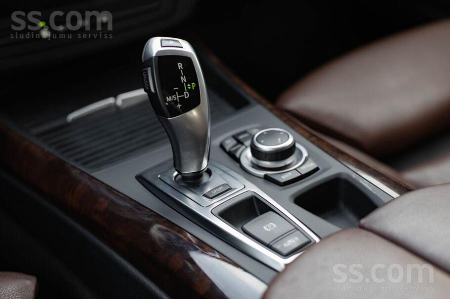 Black BMW X5 2010 in Riga, with an engine capacity of 3.00 L and mileage of 310 thousand km for 12990 €, photo 28 on AUTOMOTO.COM.LV