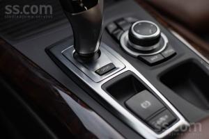 Black BMW X5 2010 in Riga, with an engine capacity of 3.00 L and mileage of 310 thousand km for 12990 €, photo 29 on AUTOMOTO.COM.LV