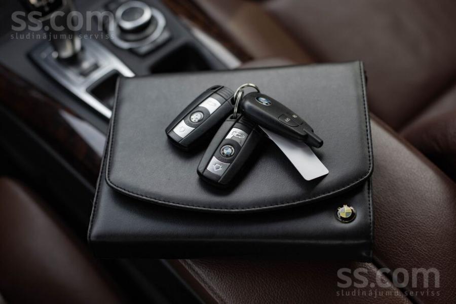 Black BMW X5 2010 in Riga, with an engine capacity of 3.00 L and mileage of 310 thousand km for 12990 €, photo 30 on AUTOMOTO.COM.LV