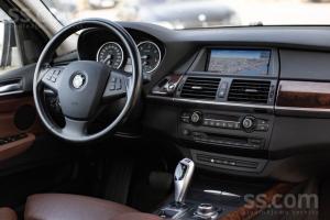 Black BMW X5 2010 in Riga, with an engine capacity of 3.00 L and mileage of 310 thousand km for 12990 €, photo 32 on AUTOMOTO.COM.LV