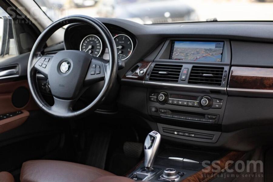 Black BMW X5 2010 in Riga, with an engine capacity of 3.00 L and mileage of 310 thousand km for 12990 €, photo 32 on AUTOMOTO.COM.LV
