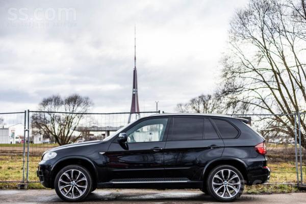 Black BMW X5 2010 in Riga, with an engine capacity of 3.00 L and mileage of 291 thousand km for 12990 €, photo 4 on AUTOMOTO.COM.LV