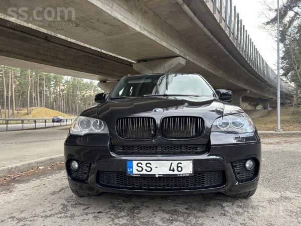 Black BMW X5 2010 in Riga, with an engine capacity of 3.00 L and mileage of 265 thousand km for 12490 €, photo 1 on AUTOMOTO.COM.LV