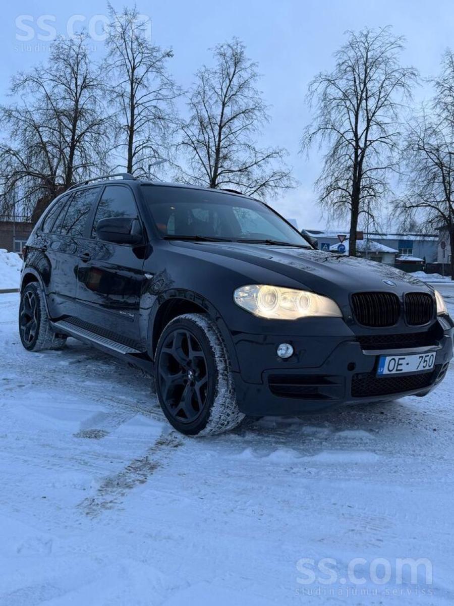 Black BMW X5 2010 in Riga, with an engine capacity of 3.00 L and mileage of 296 thousand km for 10700 €, photo 1 on AUTOMOTO.COM.LV