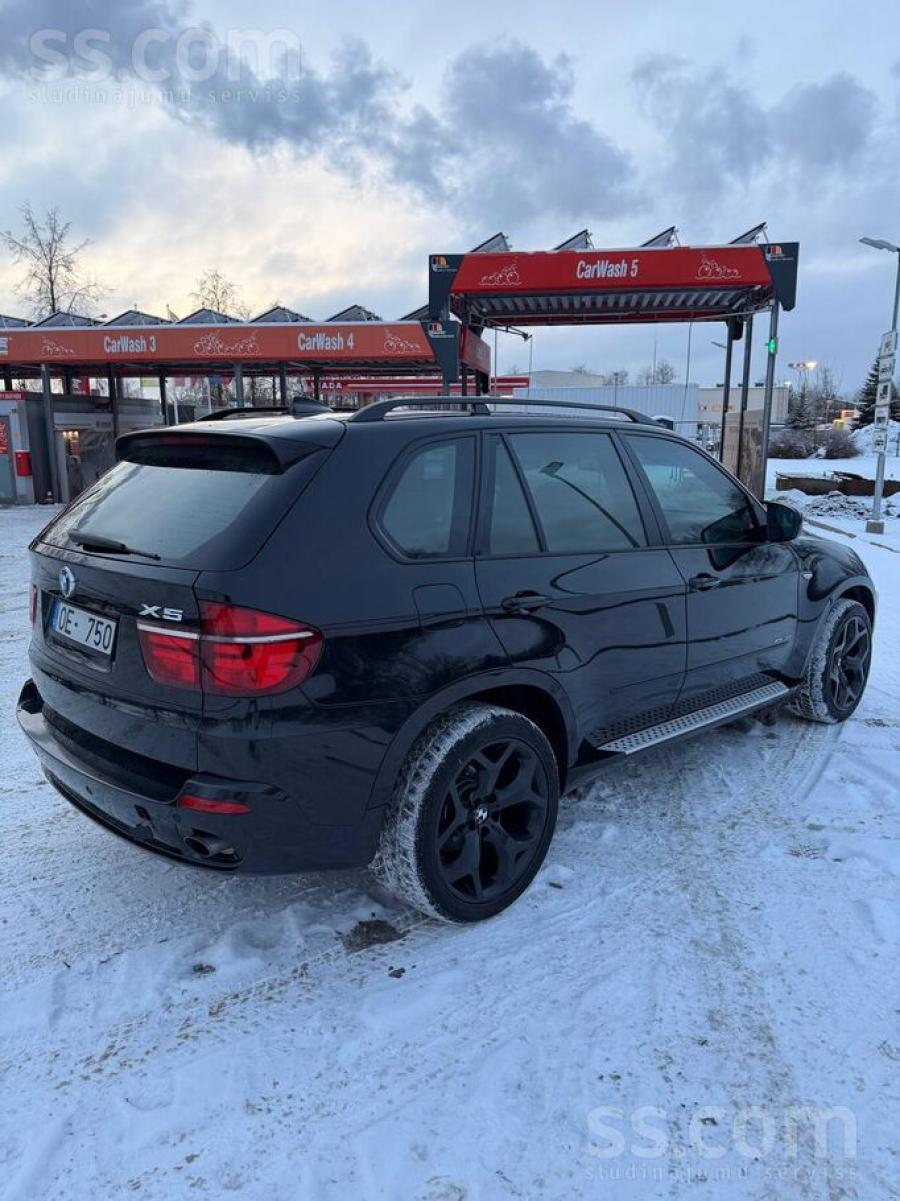 Black BMW X5 2010 in Riga, with an engine capacity of 3.00 L and mileage of 296 thousand km for 10700 €, photo 3 on AUTOMOTO.COM.LV
