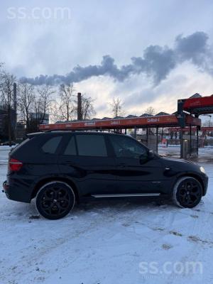 Black BMW X5 2010 in Riga, with an engine capacity of 3.00 L and mileage of 296 thousand km for 10700 €, photo 4 on AUTOMOTO.COM.LV