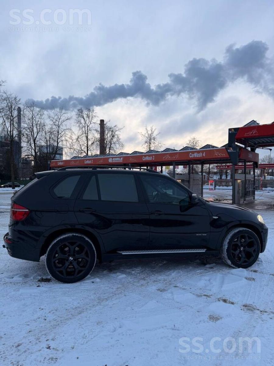 Black BMW X5 2010 in Riga, with an engine capacity of 3.00 L and mileage of 296 thousand km for 10700 €, photo 4 on AUTOMOTO.COM.LV
