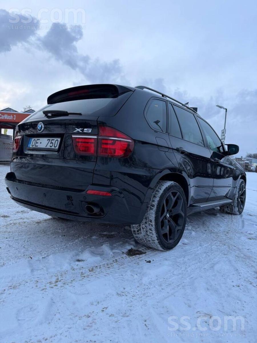 Black BMW X5 2010 in Riga, with an engine capacity of 3.00 L and mileage of 296 thousand km for 10700 €, photo 9 on AUTOMOTO.COM.LV