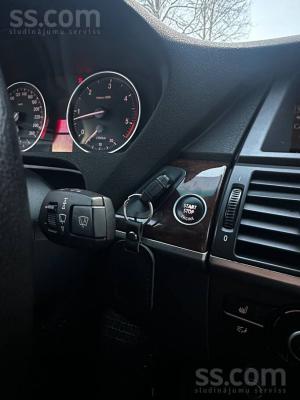 Black BMW X5 2010 in Riga, with an engine capacity of 3.00 L and mileage of 296 thousand km for 10700 €, photo 11 on AUTOMOTO.COM.LV