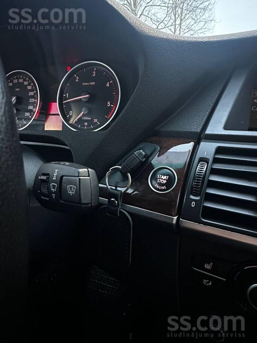 Black BMW X5 2010 in Riga, with an engine capacity of 3.00 L and mileage of 296 thousand km for 10700 €, photo 11 on AUTOMOTO.COM.LV
