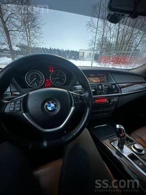 Black BMW X5 2010 in Riga, with an engine capacity of 3.00 L and mileage of 296 thousand km for 10700 €, photo 12 on AUTOMOTO.COM.LV