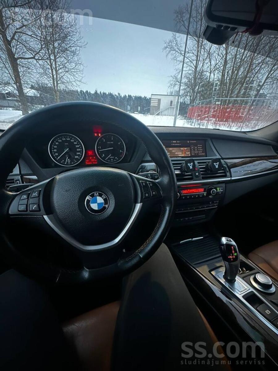 Black BMW X5 2010 in Riga, with an engine capacity of 3.00 L and mileage of 296 thousand km for 10700 €, photo 12 on AUTOMOTO.COM.LV