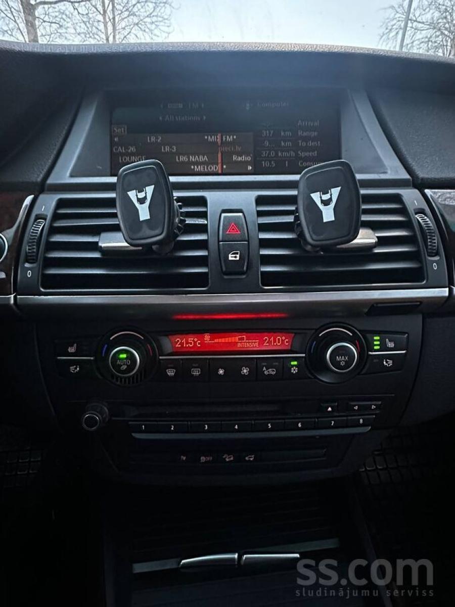Black BMW X5 2010 in Riga, with an engine capacity of 3.00 L and mileage of 296 thousand km for 10700 €, photo 13 on AUTOMOTO.COM.LV