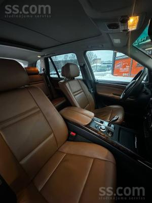 Black BMW X5 2010 in Riga, with an engine capacity of 3.00 L and mileage of 296 thousand km for 10700 €, photo 14 on AUTOMOTO.COM.LV