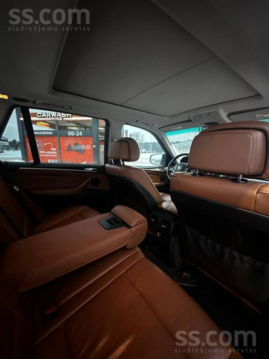 Black BMW X5 2010 in Riga, with an engine capacity of 3.00 L and mileage of 296 thousand km for 10700 €, photo 15 on AUTOMOTO.COM.LV