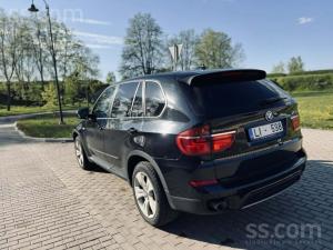 Melns BMW X5 2010 Daugavpils, ar dzinēja tilpumu 3.00 L un nobraukumu 281 tūkst. km par 9000 €, foto 4 vietnē AUTOMOTO.COM.LV