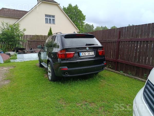 Black BMW X5 2010 in Riga, with an engine capacity of 3.00 L and mileage of 257 thousand km for 10650 €, photo 5 on AUTOMOTO.COM.LV