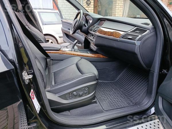 Black BMW X5 2010 in Riga, with an engine capacity of 3.00 L and mileage of 257 thousand km for 10650 €, photo 8 on AUTOMOTO.COM.LV