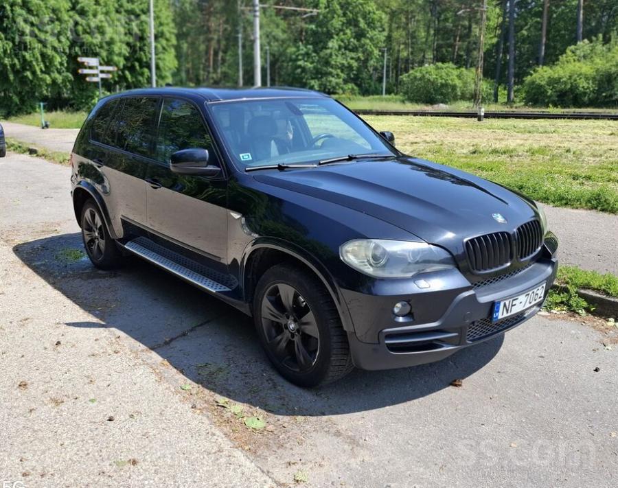 Black BMW X5 2010 in Riga, with an engine capacity of 3.00 L and mileage of 324 thousand km for 8799 €, photo 1 on AUTOMOTO.COM.LV