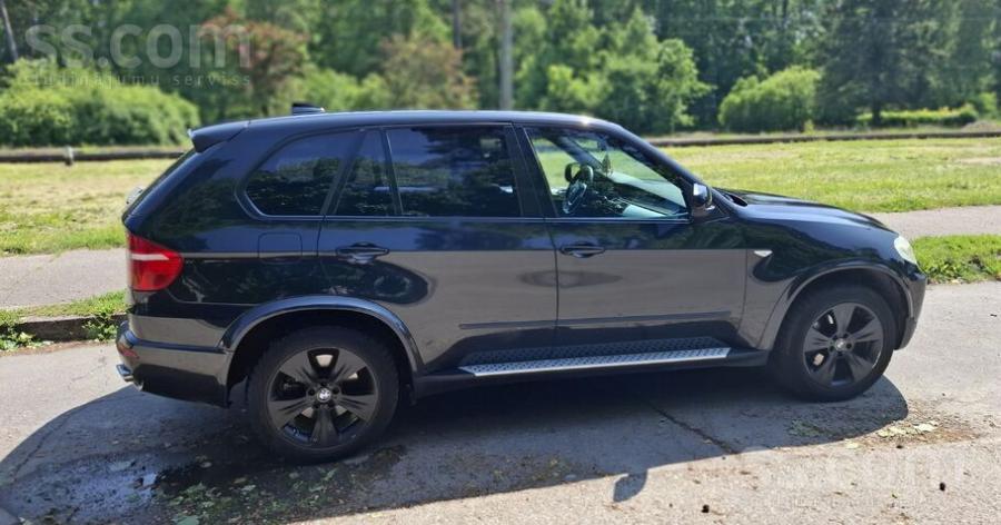 Black BMW X5 2010 in Riga, with an engine capacity of 3.00 L and mileage of 324 thousand km for 8799 €, photo 4 on AUTOMOTO.COM.LV