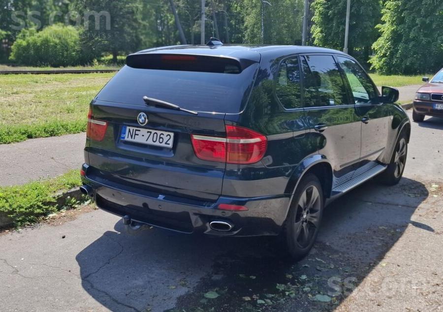 Black BMW X5 2010 in Riga, with an engine capacity of 3.00 L and mileage of 324 thousand km for 8799 €, photo 5 on AUTOMOTO.COM.LV