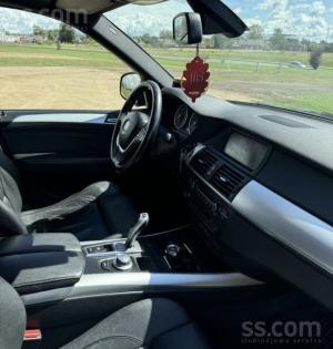 Black BMW X5 2010 in Riga, with an engine capacity of 3.00 L and mileage of 324 thousand km for 8799 €, photo 14 on AUTOMOTO.COM.LV
