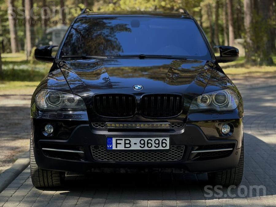 Black BMW X5 2010 in Ventspils, with an engine capacity of 3.00 L and mileage of 290 thousand km for 9995 €, photo 3 on AUTOMOTO.COM.LV