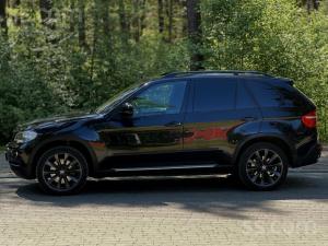 Black BMW X5 2010 in Ventspils, with an engine capacity of 3.00 L and mileage of 290 thousand km for 9995 €, photo 5 on AUTOMOTO.COM.LV