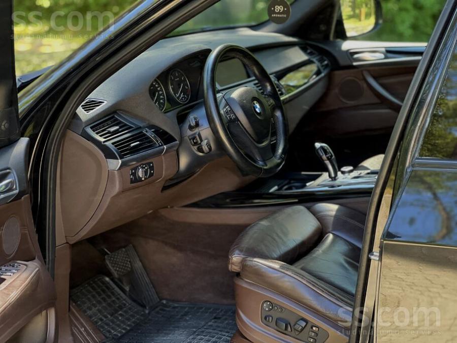 Black BMW X5 2010 in Ventspils, with an engine capacity of 3.00 L and mileage of 290 thousand km for 9995 €, photo 10 on AUTOMOTO.COM.LV