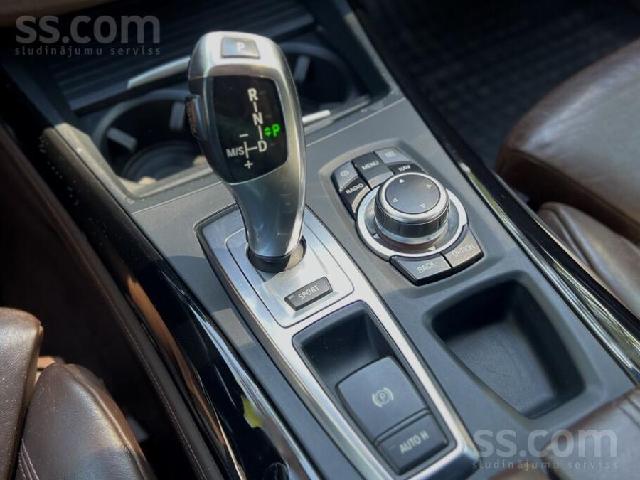 Black BMW X5 2010 in Ventspils, with an engine capacity of 3.00 L and mileage of 290 thousand km for 9995 €, photo 13 on AUTOMOTO.COM.LV