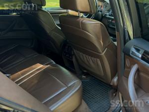 Black BMW X5 2010 in Ventspils, with an engine capacity of 3.00 L and mileage of 290 thousand km for 9995 €, photo 15 on AUTOMOTO.COM.LV