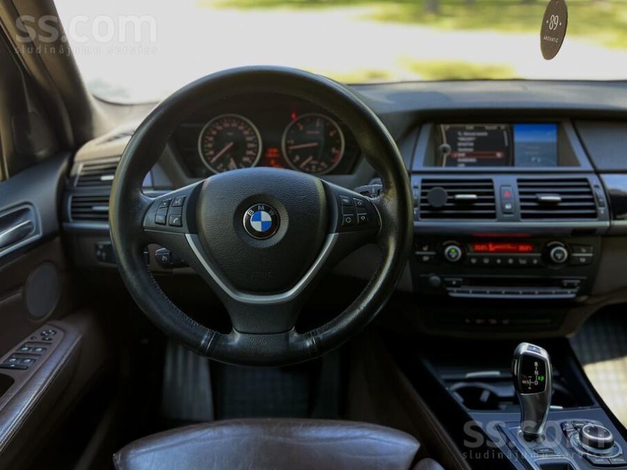 Black BMW X5 2010 in Ventspils, with an engine capacity of 3.00 L and mileage of 290 thousand km for 9995 €, photo 18 on AUTOMOTO.COM.LV