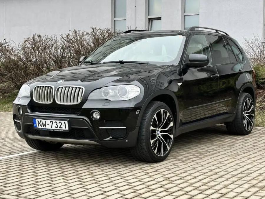 Black BMW X5 2010 in Riga, with an engine capacity of 3.00 L and mileage of 276 thousand km for 11500 €, photo 1 on AUTOMOTO.COM.LV