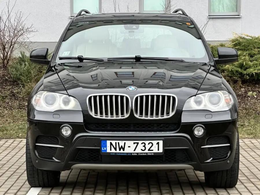 Black BMW X5 2010 in Riga, with an engine capacity of 3.00 L and mileage of 276 thousand km for 11500 €, photo 3 on AUTOMOTO.COM.LV