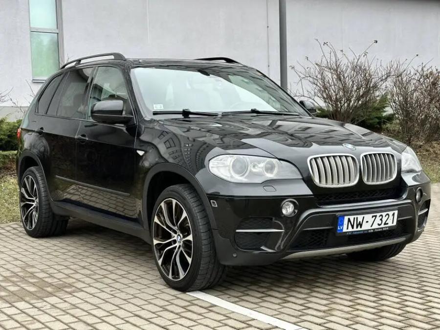 Black BMW X5 2010 in Riga, with an engine capacity of 3.00 L and mileage of 276 thousand km for 11500 €, photo 4 on AUTOMOTO.COM.LV