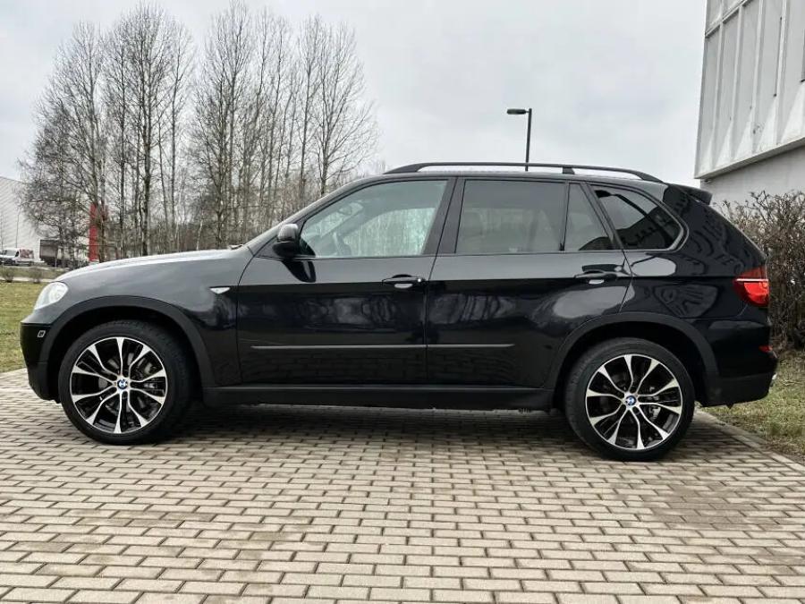 Black BMW X5 2010 in Riga, with an engine capacity of 3.00 L and mileage of 276 thousand km for 11500 €, photo 5 on AUTOMOTO.COM.LV