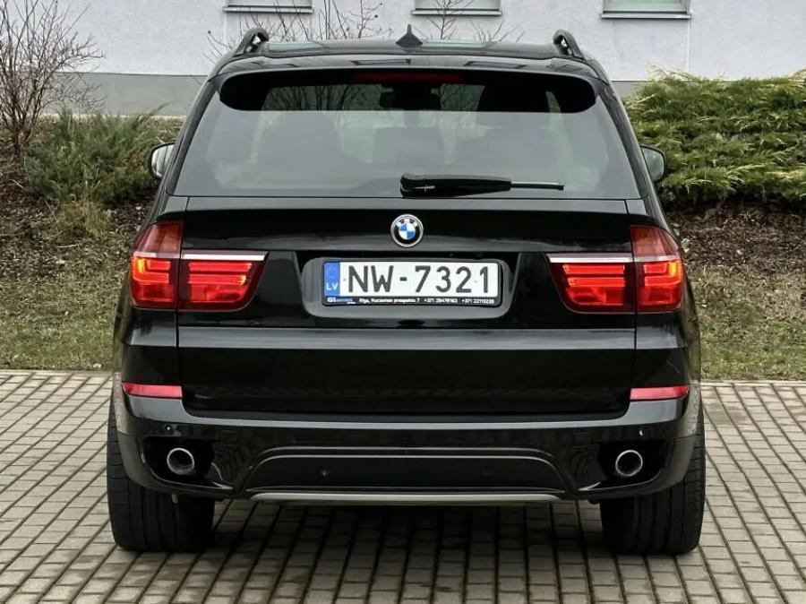 Black BMW X5 2010 in Riga, with an engine capacity of 3.00 L and mileage of 276 thousand km for 11500 €, photo 6 on AUTOMOTO.COM.LV
