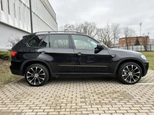 Black BMW X5 2010 in Riga, with an engine capacity of 3.00 L and mileage of 276 thousand km for 11500 €, photo 7 on AUTOMOTO.COM.LV
