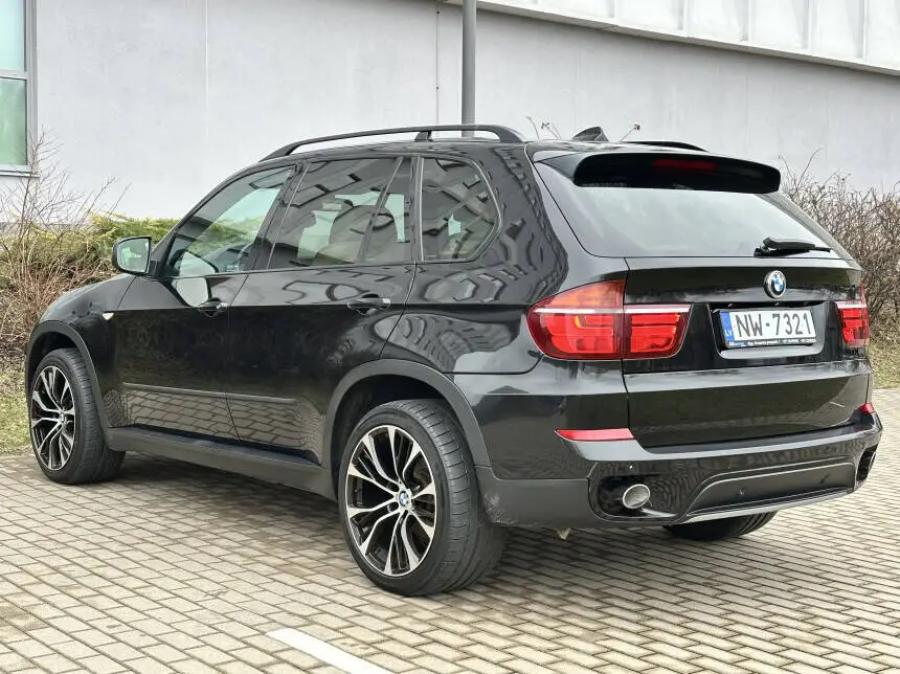 Black BMW X5 2010 in Riga, with an engine capacity of 3.00 L and mileage of 276 thousand km for 11500 €, photo 9 on AUTOMOTO.COM.LV