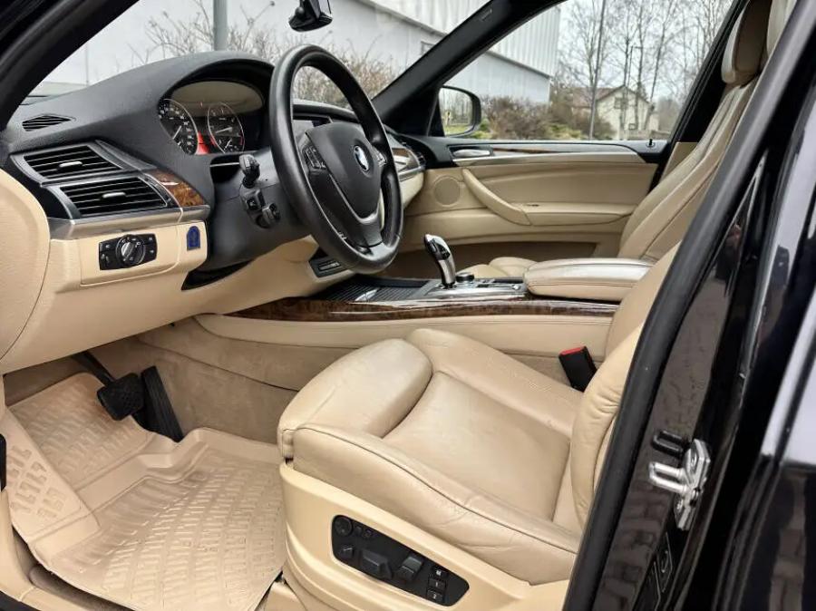 Black BMW X5 2010 in Riga, with an engine capacity of 3.00 L and mileage of 276 thousand km for 11500 €, photo 11 on AUTOMOTO.COM.LV