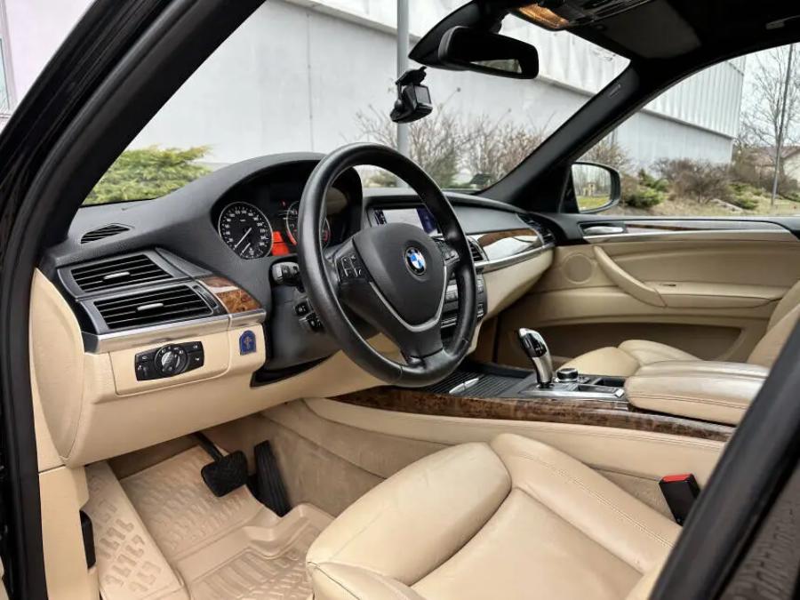 Black BMW X5 2010 in Riga, with an engine capacity of 3.00 L and mileage of 276 thousand km for 11500 €, photo 12 on AUTOMOTO.COM.LV