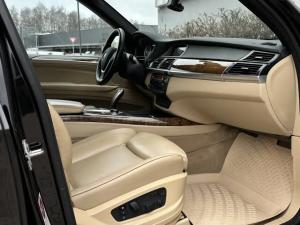 Black BMW X5 2010 in Riga, with an engine capacity of 3.00 L and mileage of 276 thousand km for 11500 €, photo 13 on AUTOMOTO.COM.LV