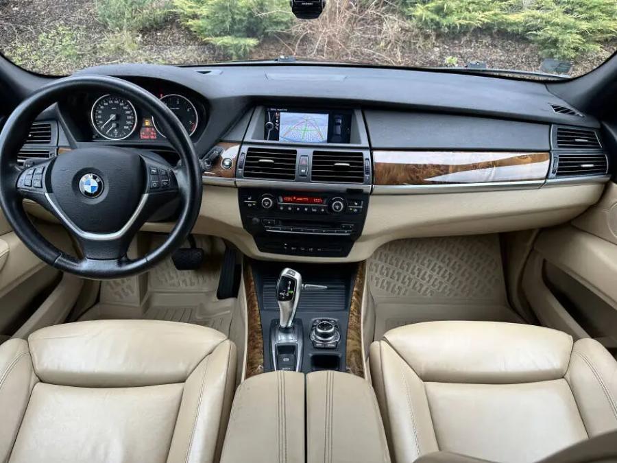 Black BMW X5 2010 in Riga, with an engine capacity of 3.00 L and mileage of 276 thousand km for 11500 €, photo 14 on AUTOMOTO.COM.LV